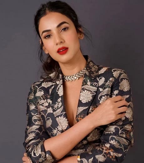 Sonal Chauhan Biography, Wiki, Height, Age, Boyfriend & More ...